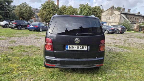 Melns Volkswagen Touran 2008 Liepāja, ar dzinēja tilpumu 1.40 L un nobraukumu 210 tūkst. km par 1450 €, foto 7 vietnē AUTOMOTO.COM.LV