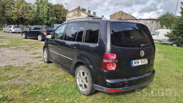 Melns Volkswagen Touran 2008 Liepāja, ar dzinēja tilpumu 1.40 L un nobraukumu 210 tūkst. km par 1450 €, foto 8 vietnē AUTOMOTO.COM.LV