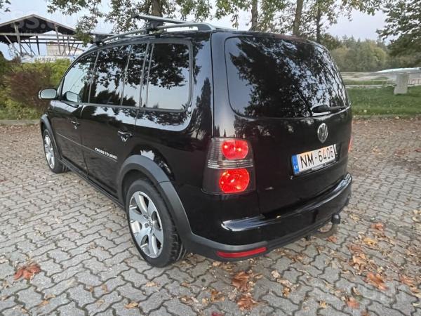 Volkswagen Touran 2008 in Valmiera on AUTOMOTO.COM.LV Black Volkswagen Touran 2008 in Valmiera, with an engine capacity of 1.90 L and mileage of 282 thousand km for 3500 €, photo 5 on AUTOMOTO.COM.LV