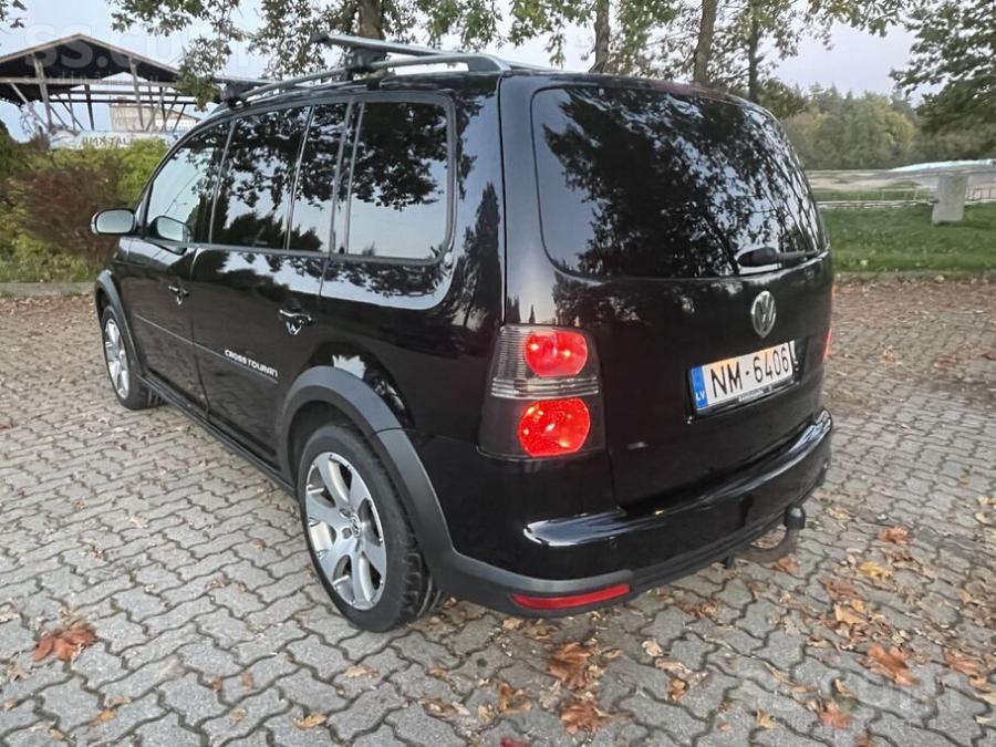 Melns Volkswagen Touran 2008 Valmiera, ar dzinēja tilpumu 1.90 L un nobraukumu 282 tūkst. km par 3500 €, foto 5 vietnē AUTOMOTO.COM.LV