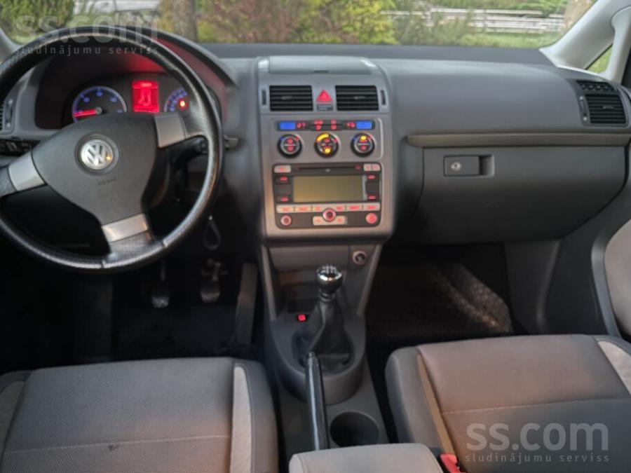 Melns Volkswagen Touran 2008 Valmiera, ar dzinēja tilpumu 1.90 L un nobraukumu 282 tūkst. km par 3500 €, foto 15 vietnē AUTOMOTO.COM.LV