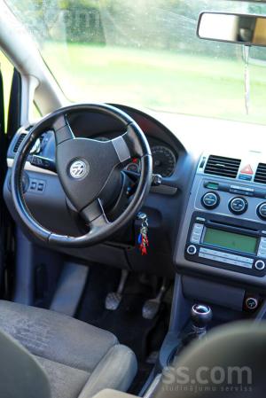 Black Volkswagen Touran 2008 in Riga, with an engine capacity of 1.90 L and mileage of 341 thousand km for 2100 €, photo 6 on AUTOMOTO.COM.LV