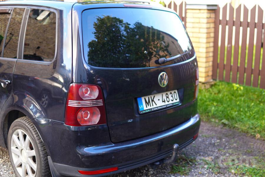 Black Volkswagen Touran 2008 in Riga, with an engine capacity of 1.90 L and mileage of 341 thousand km for 2100 €, photo 7 on AUTOMOTO.COM.LV