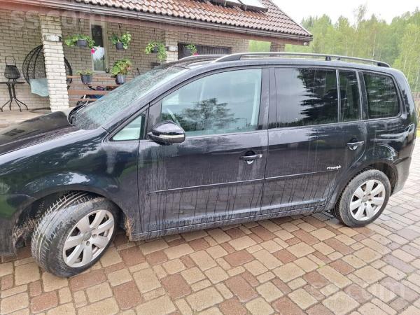 Melns Volkswagen Touran 2009 Madona, ar dzinēja tilpumu 2.00 L un nobraukumu 394 tūkst. km par 2500 €, foto 7 vietnē AUTOMOTO.COM.LV