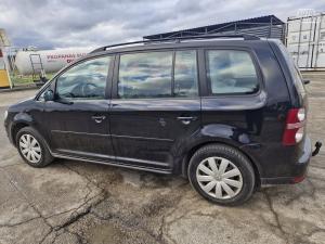 Black Volkswagen Touran 2009 in Utena, with an engine capacity of 1.90 L and mileage of 265 thousand km for 3950 €, photo 4 on AUTOMOTO.COM.LV