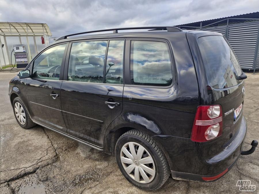Black Volkswagen Touran 2009 in Utena, with an engine capacity of 1.90 L and mileage of 265 thousand km for 3950 €, photo 5 on AUTOMOTO.COM.LV