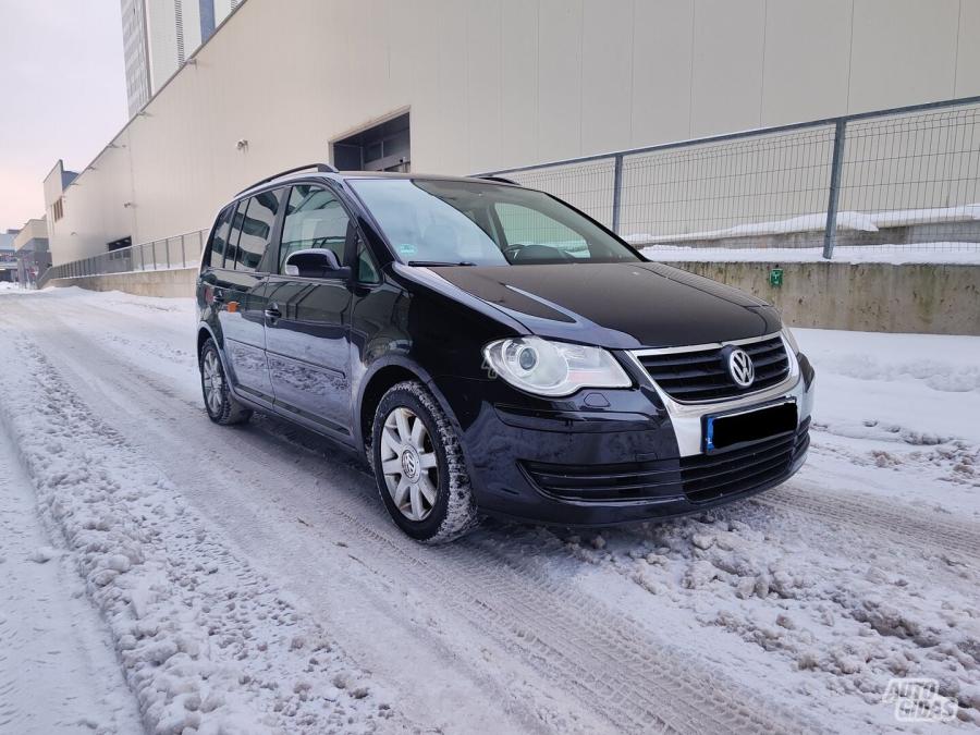 Melns Volkswagen Touran 2009 Viļņa, ar dzinēja tilpumu 2.00 L un nobraukumu 302 tūkst. km par 2300 €, foto 1 vietnē AUTOMOTO.COM.LV