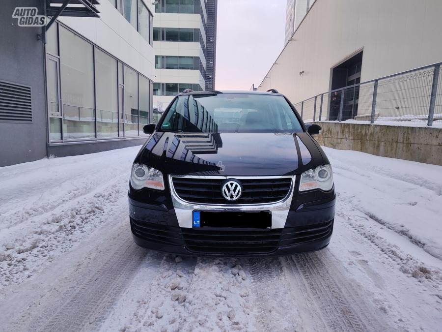 Melns Volkswagen Touran 2009 Viļņa, ar dzinēja tilpumu 2.00 L un nobraukumu 302 tūkst. km par 2300 €, foto 2 vietnē AUTOMOTO.COM.LV