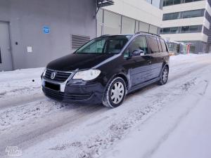 Melns Volkswagen Touran 2009 Viļņa, ar dzinēja tilpumu 2.00 L un nobraukumu 302 tūkst. km par 2300 €, foto 3 vietnē AUTOMOTO.COM.LV