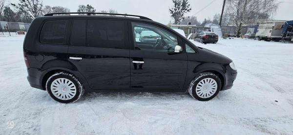Black Volkswagen Touran 2009 in Prienai, with an engine capacity of 1.90 L and mileage of 255 thousand km for 3250 €, photo 9 on AUTOMOTO.COM.LV