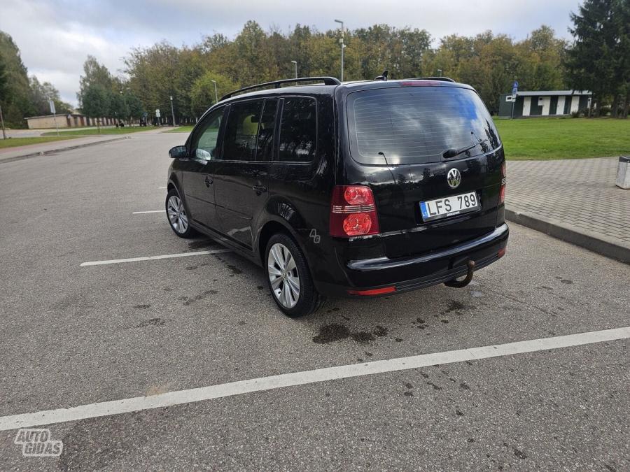 Black Volkswagen Touran 2009 in Salcininkai, with an engine capacity of 2.00 L and mileage of 340 thousand km for 3150 €, photo 4 on AUTOMOTO.COM.LV