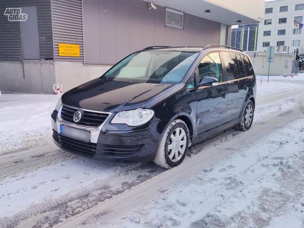Black Volkswagen Touran 2009 in Vilnius, with an engine capacity of 2.00 L and mileage of 301 thousand km for 2400 €, photo 3 on AUTOMOTO.COM.LV