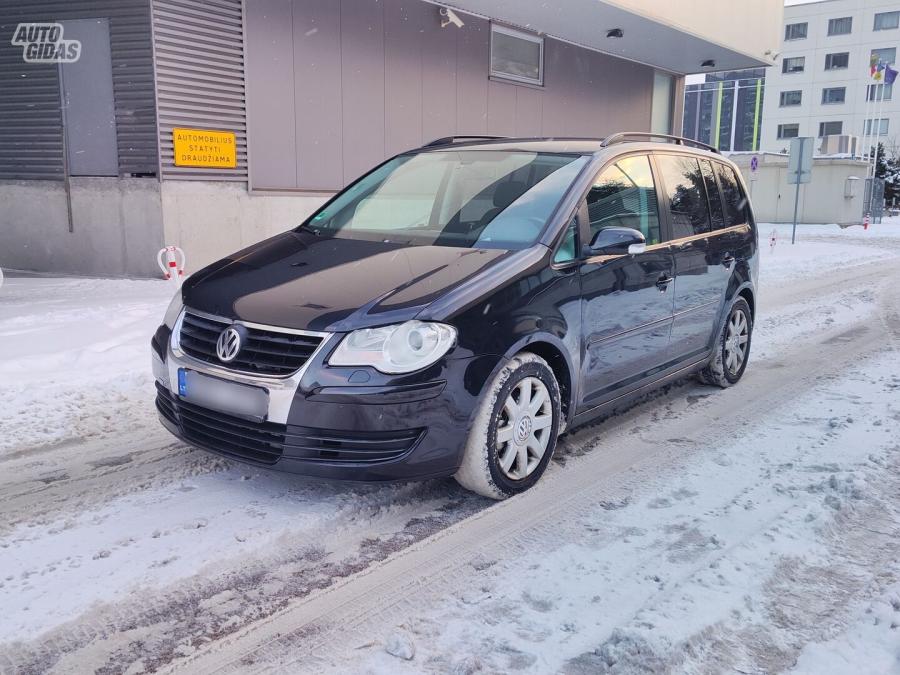 Black Volkswagen Touran 2009 in Vilnius, with an engine capacity of 2.00 L and mileage of 301 thousand km for 2400 €, photo 3 on AUTOMOTO.COM.LV
