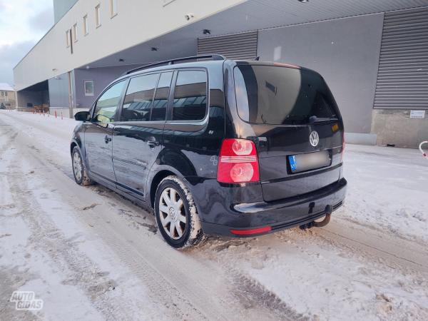 Black Volkswagen Touran 2009 in Vilnius, with an engine capacity of 2.00 L and mileage of 301 thousand km for 2400 €, photo 4 on AUTOMOTO.COM.LV