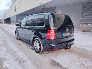 Black Volkswagen Touran 2009 in Vilnius, with an engine capacity of 2.00 L and mileage of 301 thousand km for 2400 €, photo 4 on AUTOMOTO.COM.LV