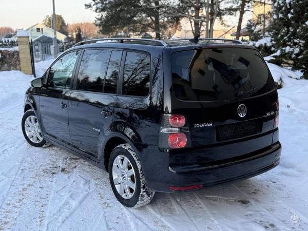 Black Volkswagen Touran 2009 in Kedainiai, with an engine capacity of 1.97 L and mileage of 268 thousand km for 4250 €, photo 2 on AUTOMOTO.COM.LV