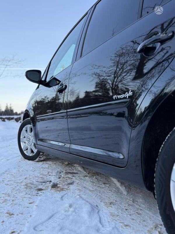 Black Volkswagen Touran 2009 in Kedainiai, with an engine capacity of 1.97 L and mileage of 268 thousand km for 4250 €, photo 5 on AUTOMOTO.COM.LV
