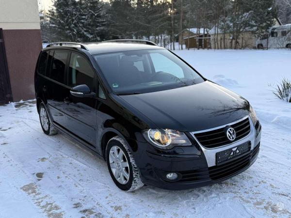 Black Volkswagen Touran 2009 in Kedainiai, with an engine capacity of 1.97 L and mileage of 268 thousand km for 4250 €, photo 7 on AUTOMOTO.COM.LV