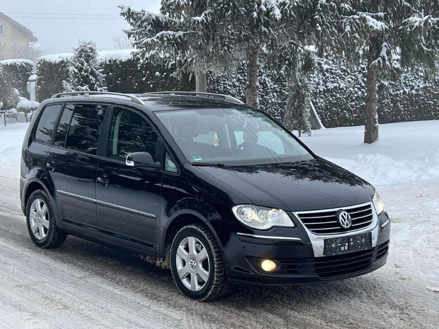 Black Volkswagen Touran 2009 in Kedainiai, with an engine capacity of 1.40 L and mileage of 231 thousand km for 4199 €, photo 2 on AUTOMOTO.COM.LV