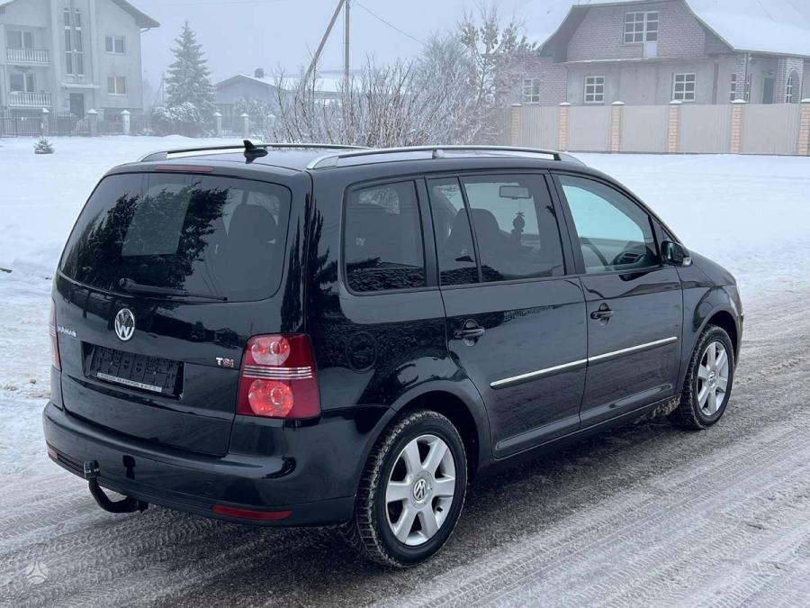 Black Volkswagen Touran 2009 in Kedainiai, with an engine capacity of 1.40 L and mileage of 231 thousand km for 4199 €, photo 3 on AUTOMOTO.COM.LV