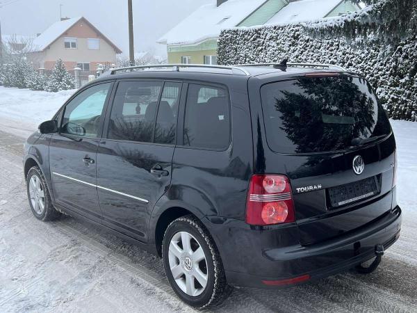 Melns Volkswagen Touran 2009 Kėdainiai, ar dzinēja tilpumu 1.40 L un nobraukumu 231 tūkst. km par 4199 €, foto 4 vietnē AUTOMOTO.COM.LV