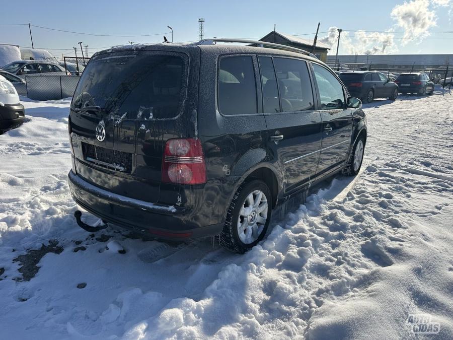 Melns Volkswagen Touran 2009 Kauņa, ar dzinēja tilpumu 2.00 L un nobraukumu 277 tūkst. km par 3350 €, foto 5 vietnē AUTOMOTO.COM.LV