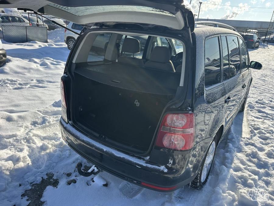 Melns Volkswagen Touran 2009 Kauņa, ar dzinēja tilpumu 2.00 L un nobraukumu 277 tūkst. km par 3350 €, foto 7 vietnē AUTOMOTO.COM.LV