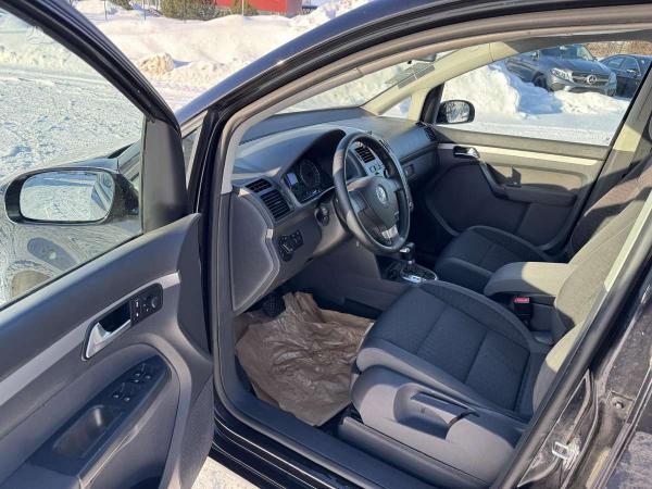 Black Volkswagen Touran 2009 in Telschi, with an engine capacity of 1.90 L and mileage of 266 thousand km for 4400 €, photo 11 on AUTOMOTO.COM.LV
