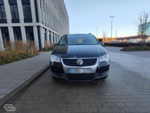 Melns Volkswagen Touran 2009 Viļņa, ar dzinēja tilpumu 2.00 L un nobraukumu 302 tūkst. km par 2900 €, foto  vietnē AUTOMOTO.COM.LV