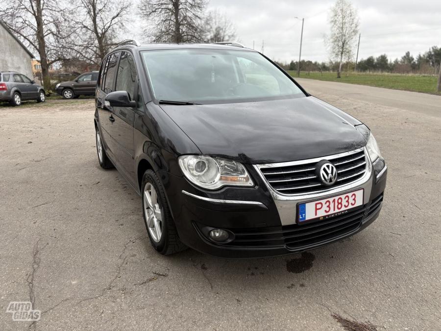 Black Volkswagen Touran 2009 in Kaunas, with an engine capacity of 2.00 L and mileage of 404 thousand km for 3100 €, photo 19 on AUTOMOTO.COM.LV