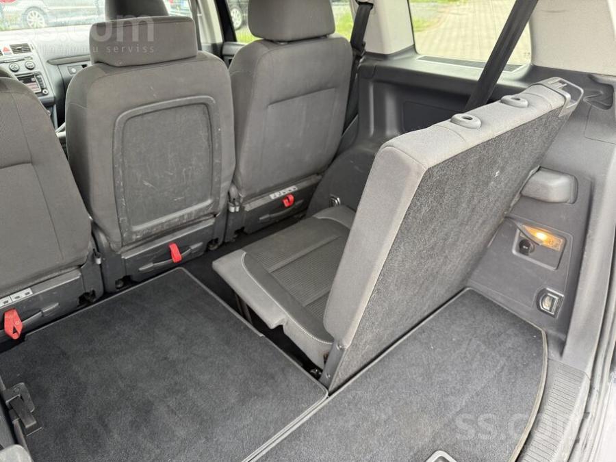 Black Volkswagen Touran 2009 in Riga, with an engine capacity of 2.00 L and mileage of 341 thousand km for 2300 €, photo 11 on AUTOMOTO.COM.LV