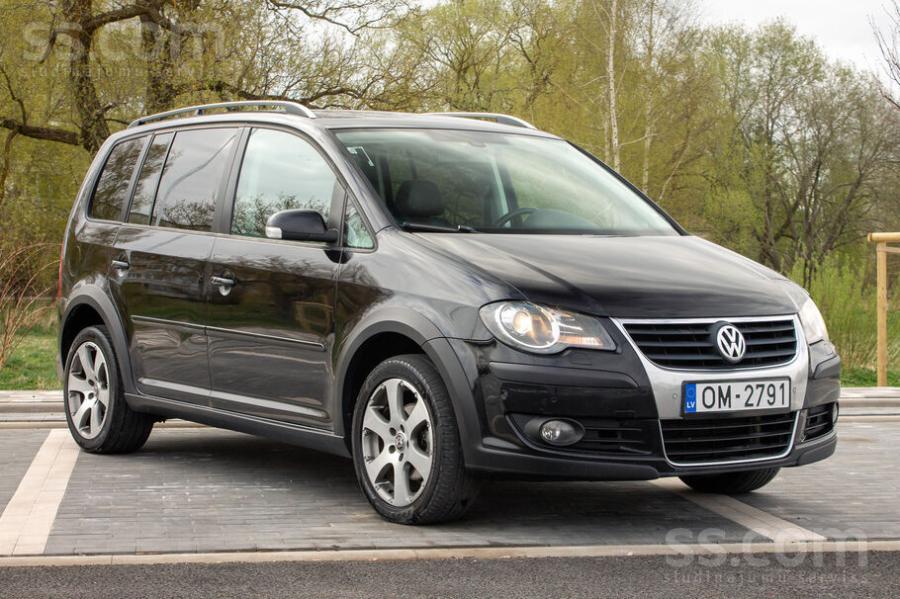 Melns Volkswagen Touran 2009 Jelgava, ar dzinēja tilpumu 2.00 L un nobraukumu 291 tūkst. km par 3990 €, foto 1 vietnē AUTOMOTO.COM.LV