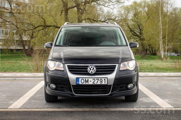 Melns Volkswagen Touran 2009 Jelgava, ar dzinēja tilpumu 2.00 L un nobraukumu 291 tūkst. km par 3990 €, foto 2 vietnē AUTOMOTO.COM.LV