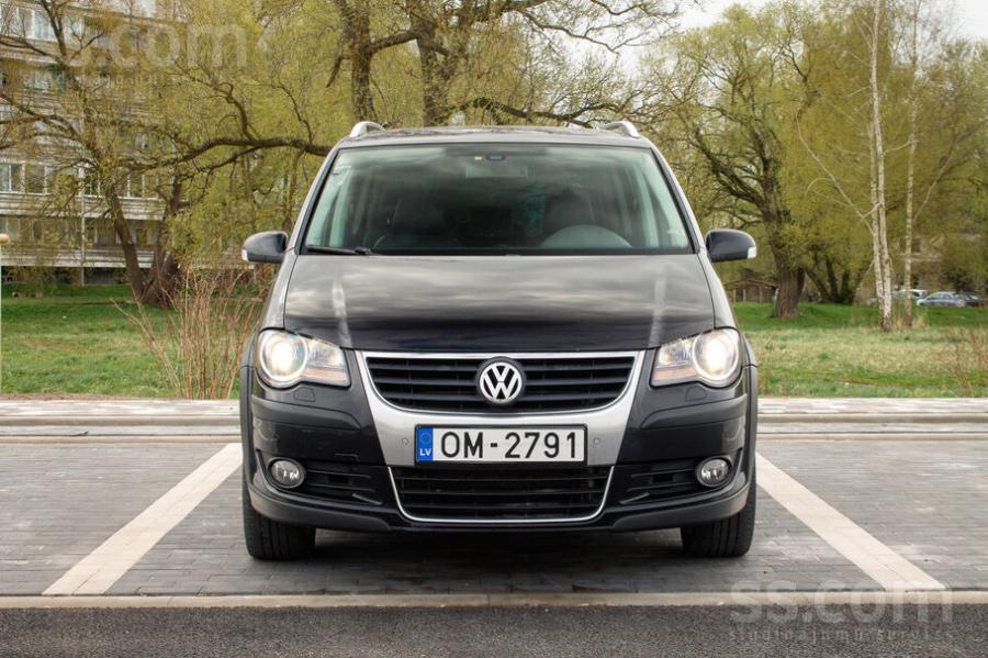 Melns Volkswagen Touran 2009 Jelgava, ar dzinēja tilpumu 2.00 L un nobraukumu 291 tūkst. km par 3990 €, foto 3 vietnē AUTOMOTO.COM.LV