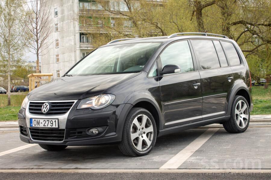 Melns Volkswagen Touran 2009 Jelgava, ar dzinēja tilpumu 2.00 L un nobraukumu 291 tūkst. km par 3990 €, foto 4 vietnē AUTOMOTO.COM.LV