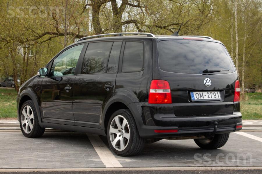 Melns Volkswagen Touran 2009 Jelgava, ar dzinēja tilpumu 2.00 L un nobraukumu 291 tūkst. km par 3990 €, foto 5 vietnē AUTOMOTO.COM.LV