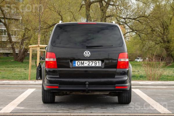 Melns Volkswagen Touran 2009 Jelgava, ar dzinēja tilpumu 2.00 L un nobraukumu 291 tūkst. km par 3990 €, foto 5 vietnē AUTOMOTO.COM.LV