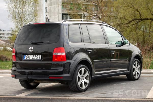 Melns Volkswagen Touran 2009 Jelgava, ar dzinēja tilpumu 2.00 L un nobraukumu 291 tūkst. km par 3990 €, foto 6 vietnē AUTOMOTO.COM.LV