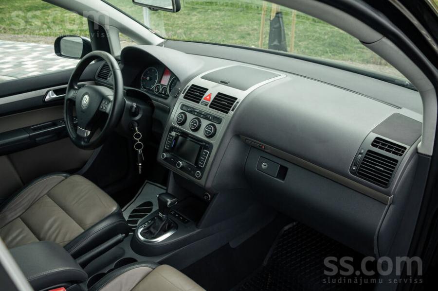 Melns Volkswagen Touran 2009 Jelgava, ar dzinēja tilpumu 2.00 L un nobraukumu 291 tūkst. km par 3990 €, foto 8 vietnē AUTOMOTO.COM.LV