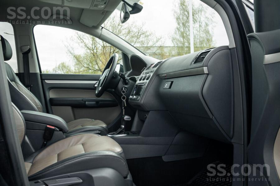 Melns Volkswagen Touran 2009 Jelgava, ar dzinēja tilpumu 2.00 L un nobraukumu 291 tūkst. km par 3990 €, foto 9 vietnē AUTOMOTO.COM.LV