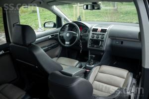 Melns Volkswagen Touran 2009 Jelgava, ar dzinēja tilpumu 2.00 L un nobraukumu 291 tūkst. km par 3990 €, foto 10 vietnē AUTOMOTO.COM.LV