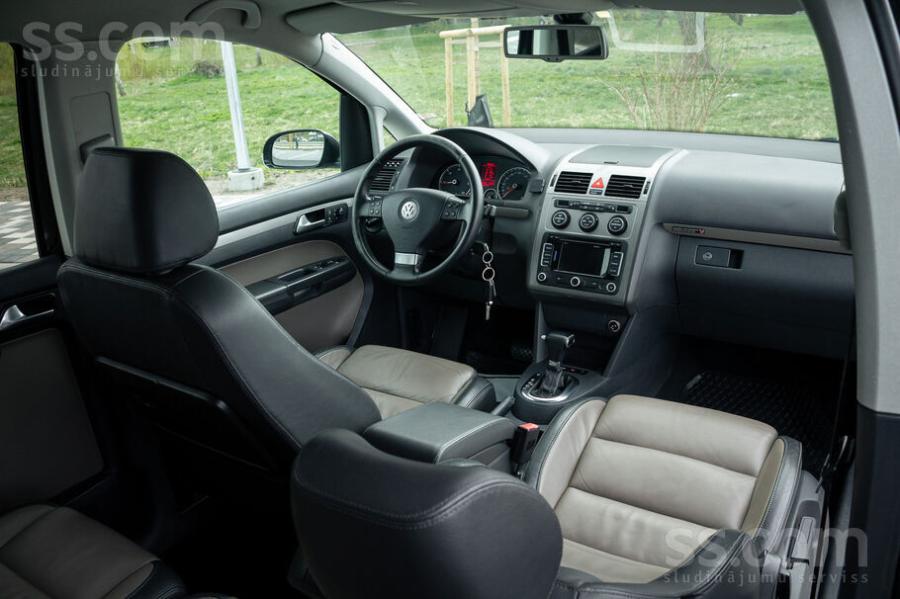 Melns Volkswagen Touran 2009 Jelgava, ar dzinēja tilpumu 2.00 L un nobraukumu 291 tūkst. km par 3990 €, foto 10 vietnē AUTOMOTO.COM.LV