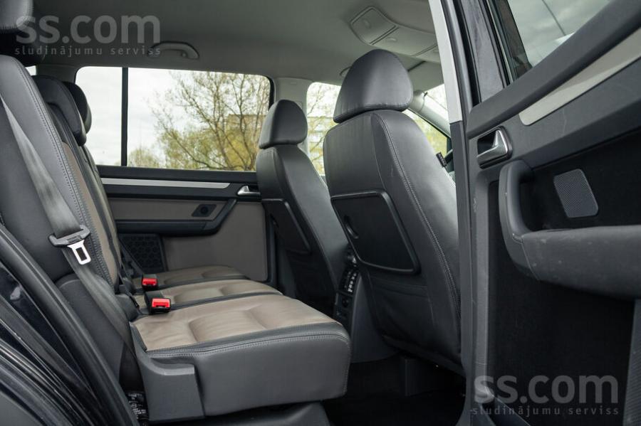 Melns Volkswagen Touran 2009 Jelgava, ar dzinēja tilpumu 2.00 L un nobraukumu 291 tūkst. km par 3990 €, foto 11 vietnē AUTOMOTO.COM.LV