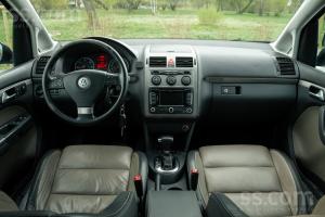 Melns Volkswagen Touran 2009 Jelgava, ar dzinēja tilpumu 2.00 L un nobraukumu 291 tūkst. km par 3990 €, foto 12 vietnē AUTOMOTO.COM.LV