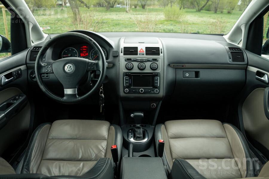 Melns Volkswagen Touran 2009 Jelgava, ar dzinēja tilpumu 2.00 L un nobraukumu 291 tūkst. km par 3990 €, foto 12 vietnē AUTOMOTO.COM.LV