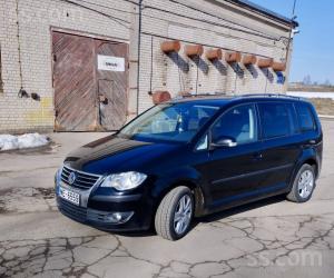 Melns Volkswagen Touran 2009 Rīga, ar dzinēja tilpumu 2.00 L un nobraukumu 185 tūkst. km par 2750 €, foto  vietnē AUTOMOTO.COM.LV