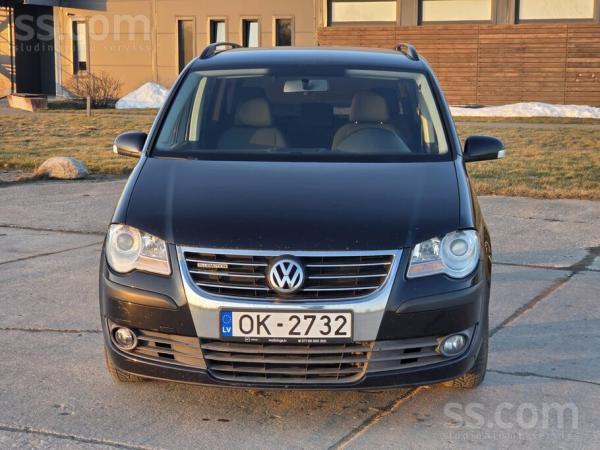 Melns Volkswagen Touran 2009 Rīga, ar dzinēja tilpumu 1.90 L un nobraukumu 262 tūkst. km par 4390 €, foto 5 vietnē AUTOMOTO.COM.LV