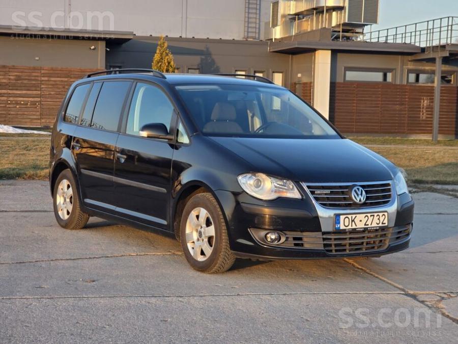 Черный Фольксваген Туран 2009 в Рига, объемом двигателя 1.90 л и пробегом 262 тыс. км за 4390 €, фото 1 на AUTOMOTO.COM.LV