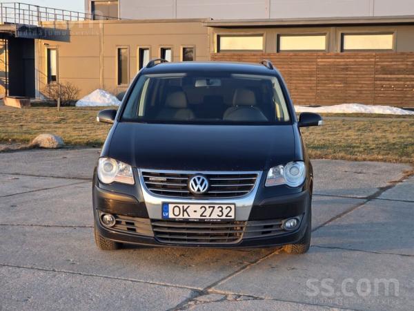 Черный Фольксваген Туран 2009 в Рига, объемом двигателя 1.90 л и пробегом 262 тыс. км за 4390 €, фото 2 на AUTOMOTO.COM.LV
