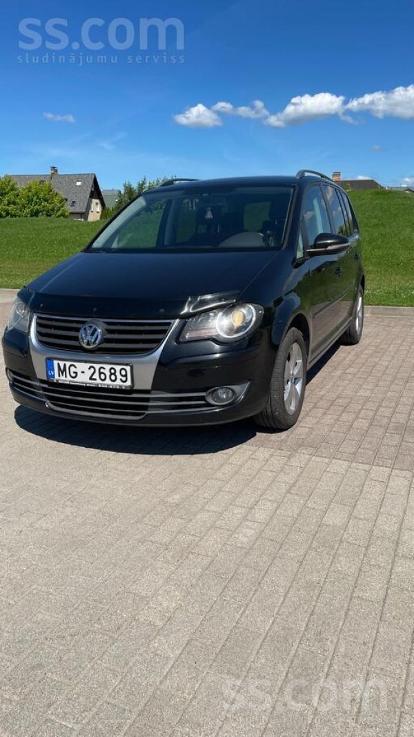 Melns Volkswagen Touran 2009 Rīga, ar dzinēja tilpumu 1.90 L un nobraukumu 255 tūkst. km par 3550 €, foto 1 vietnē AUTOMOTO.COM.LV